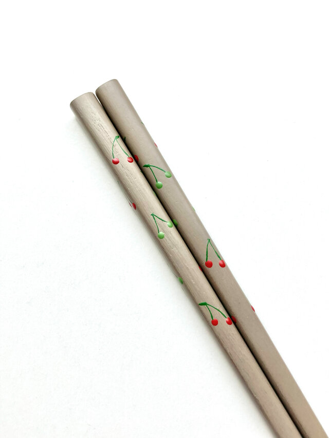 《リニューアル》子ども箸 19cm すべりどめ〈白漆の摺り漆箸・さくらんぼ〉 | iichi 日々の暮らしを心地よくするハンドメイドやアンティークのマーケットプレイス