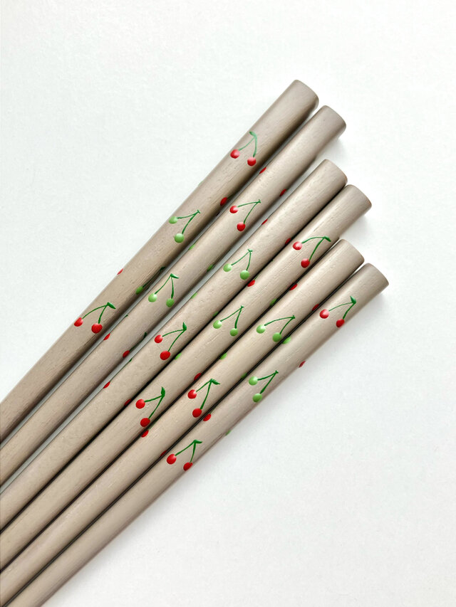 《リニューアル》子ども箸 19cm すべりどめ〈白漆の摺り漆箸・さくらんぼ〉 | iichi 日々の暮らしを心地よくするハンドメイドやアンティークのマーケットプレイス