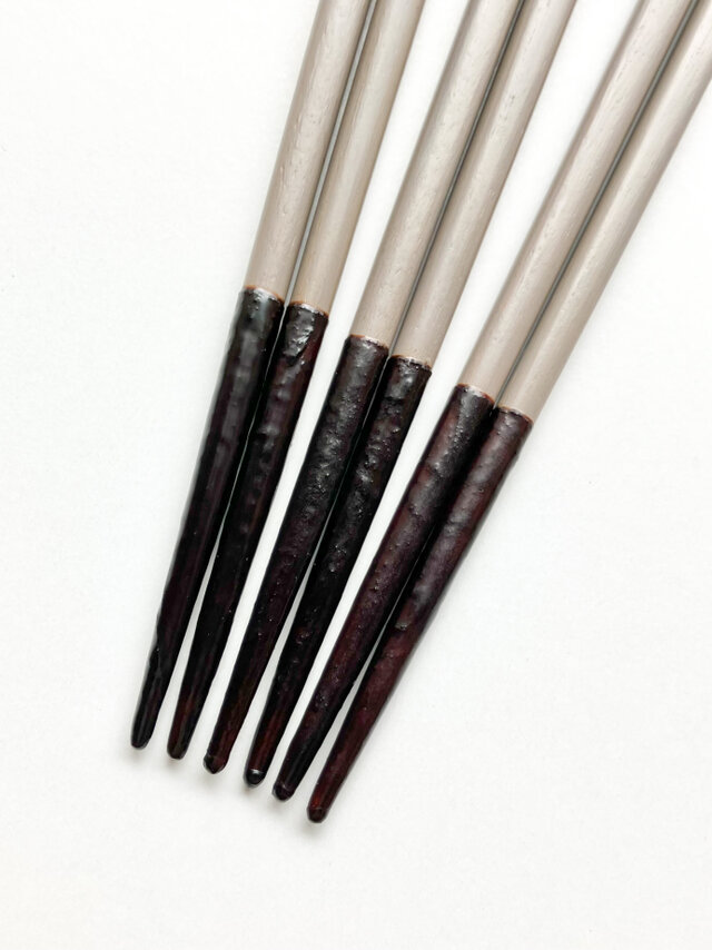 《リニューアル》子ども箸 19cm すべりどめ〈白漆の摺り漆箸・さくらんぼ〉 | iichi 日々の暮らしを心地よくするハンドメイドやアンティークのマーケットプレイス