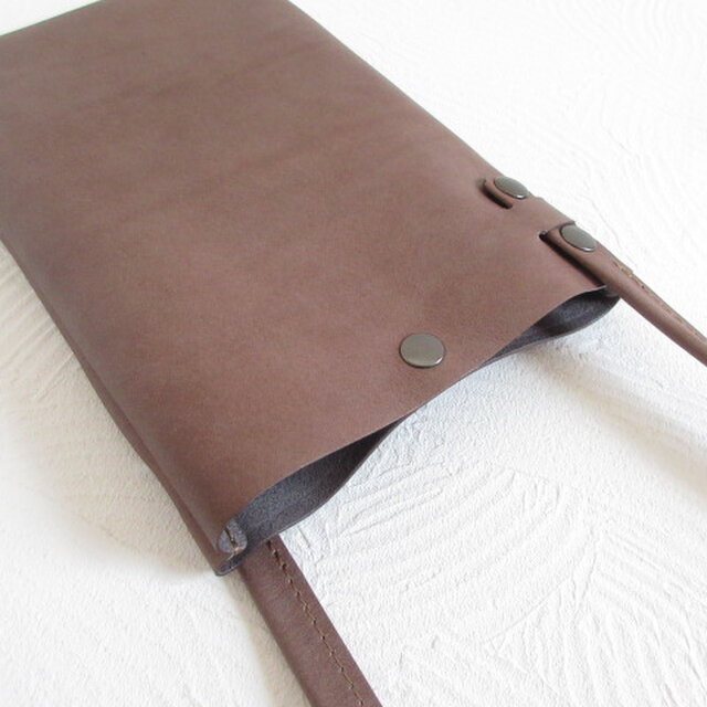 《牛革》ちょっと大き目・2WAY～ミニサコッシュ・カフェオレブラウン・0107 | iichi 日々の暮らしを心地よくするハンドメイドやアンティークのマーケットプレイス