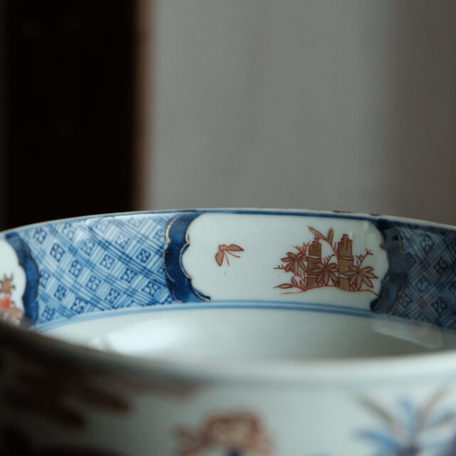 草花と蝶と鳥 ゴージャスな雰囲気。伊万里 花文染錦金彩鉢 骨董・antiques 古美術 江戸末〜明治期 | iichi 日々の暮らしを心地よくするハンドメイドやアンティークのマーケットプレイス