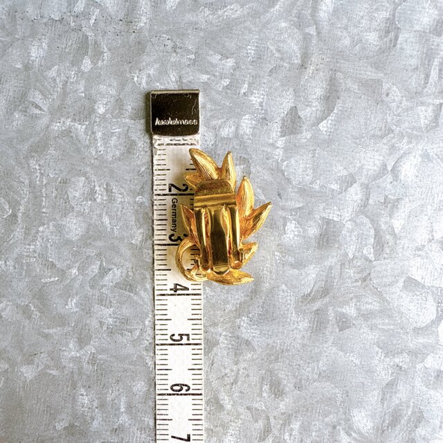Y1136-ヴィンテージイヤリング U.S.A. 1970〜80s Gold Tone Botanical Motif | iichi 日々の暮らしを心地よくするハンドメイドやアンティークの ...