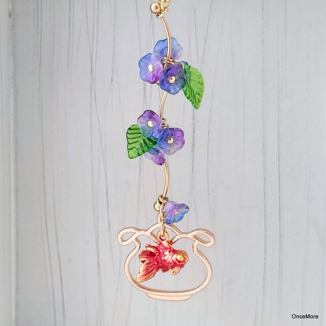 金魚と朝顔の根付け・帯飾りⅡ（赤） | iichi 日々の暮らしを心地よくするハンドメイドやアンティークのマーケットプレイス