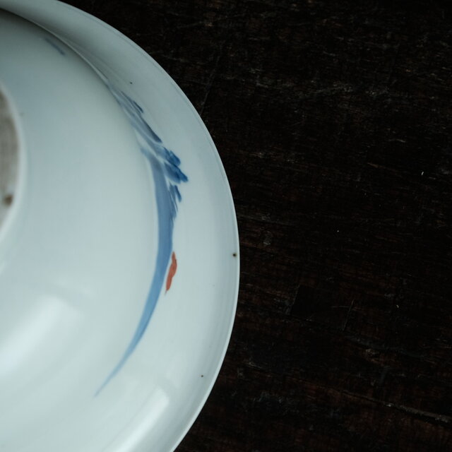 龍と草花 濃く鮮やかな色合い。伊万里 花龍文染錦金彩深鉢 骨董・antiques 古美術 江戸末期 | iichi 日々の暮らしを心地よくするハンドメイドやアンティークのマーケットプレイス