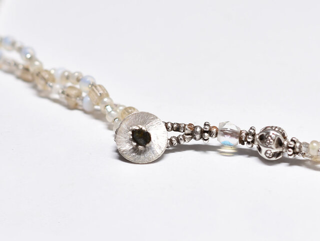 2種類のオーロラチェコビーズとグーズベリー、フランスヴィンテージビーズの2連ネックレス | iichi 日々の暮らしを心地よくするハンドメイドやアンティークのマーケットプレイス