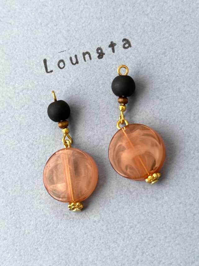 ブラックガラスビーズとオレンジのプチプラピアス 樹脂ピアス | iichi 日々の暮らしを心地よくするハンドメイドやアンティークのマーケットプレイス