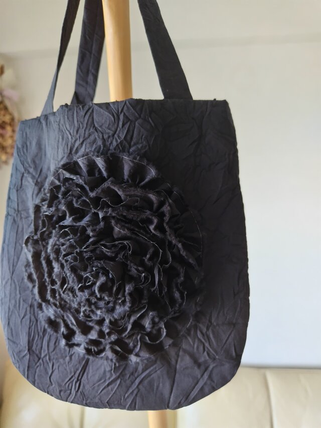 おはなの小さなおでかけバック＊ブラック＊ | iichi 日々の暮らしを心地よくするハンドメイドやアンティークのマーケットプレイス