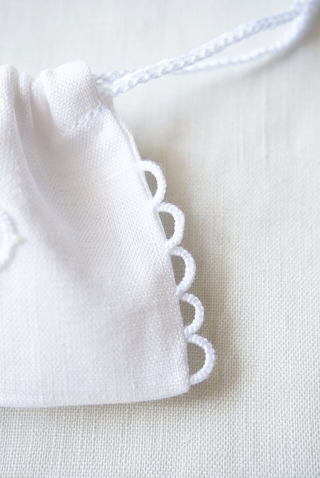 白糸刺繍の小さな巾着【N】のコピー | iichi 日々の暮らしを心地よくするハンドメイドやアンティークのマーケットプレイス