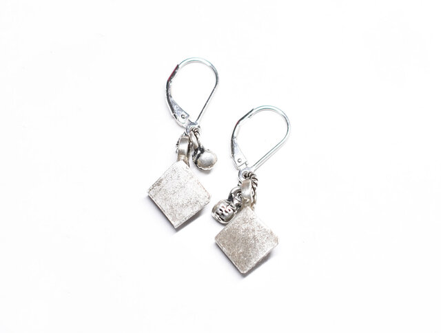 スクエアoldアフガンシルバーと小さな鈴のピアス | iichi 日々の暮らしを心地よくするハンドメイドやアンティークのマーケットプレイス