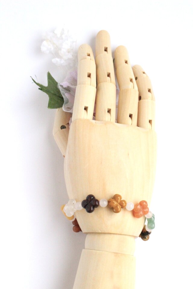 Rainbow Clover ブレスレット | iichi 日々の暮らしを心地よくするハンドメイドやアンティークのマーケットプレイス