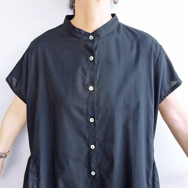 スタンドカラーサイドギャザーワンピース（ブラック） | iichi 日々の暮らしを心地よくするハンドメイドやアンティークのマーケットプレイス