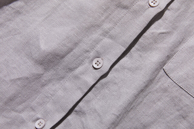 夏に嬉しい通気性 上質リネンの半袖シャツ 羽織りコーデにも リネン100％ ライトグレー 250513-3 | iichi 日々の暮らしを心地よくするハンドメイドやアンティークのマーケットプレイス