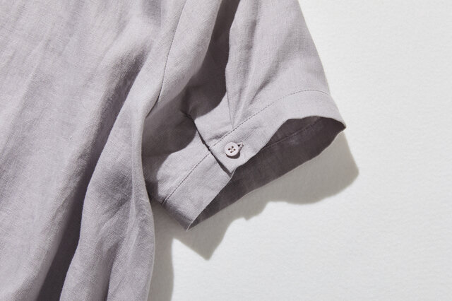 夏に嬉しい通気性 上質リネンの半袖シャツ 羽織りコーデにも リネン100％ ライトグレー 250513-3 | iichi 日々の暮らしを心地よくするハンドメイドやアンティークのマーケットプレイス