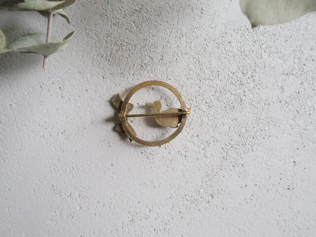 赤いストーンをたずさえた小さな鴨のブローチ | iichi 日々の暮らしを心地よくするハンドメイドやアンティークのマーケットプレイス