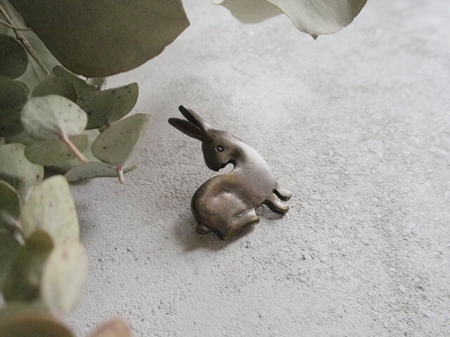 こげ茶色のうさぎのブローチ | iichi 日々の暮らしを心地よくするハンドメイドやアンティークのマーケットプレイス