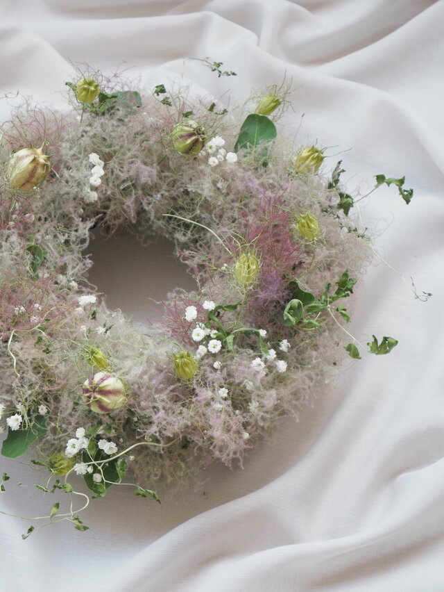 ふんわりスモークツリーのリース25cm | iichi 日々の暮らしを心地よくするハンドメイドやアンティークのマーケットプレイス