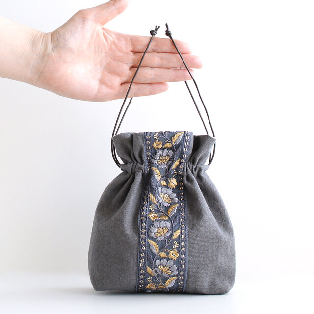 インド刺繍リボンのマチのある巾着ポーチ グレー | iichi 日々の暮らしを心地よくするハンドメイドやアンティークのマーケットプレイス