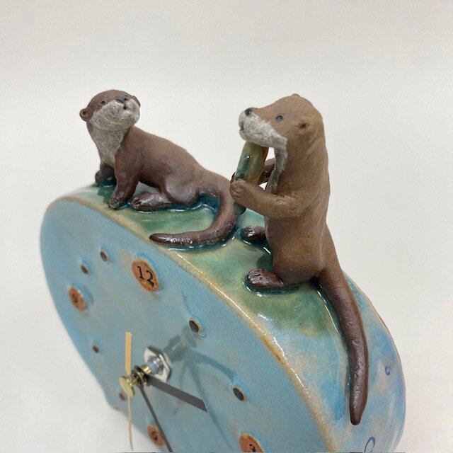 陶の置時計「カワウソ兄弟」 | iichi 日々の暮らしを心地よくするハンドメイドやアンティークのマーケットプレイス