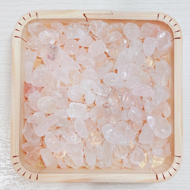 恋愛成就 天然石 ローズクォーツさざれ石（中粒） 100g 天然石ブレスレット・ストラップ、お部屋の浄化に♪ | iichi 日々の暮らしを心地よくするハンドメイドやアンティークのマーケットプレイス