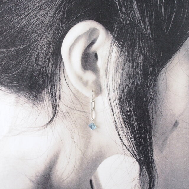Chain&Cube Pierce（フローライト） | iichi 日々の暮らしを心地よくするハンドメイドやアンティークのマーケットプレイス