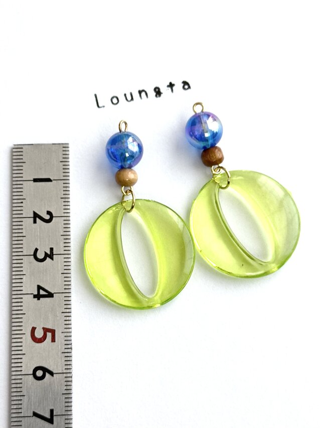 ブルーとイエローの軽い大ぶりピアス 樹脂ピアス | iichi 日々の暮らしを心地よくするハンドメイドやアンティークのマーケットプレイス