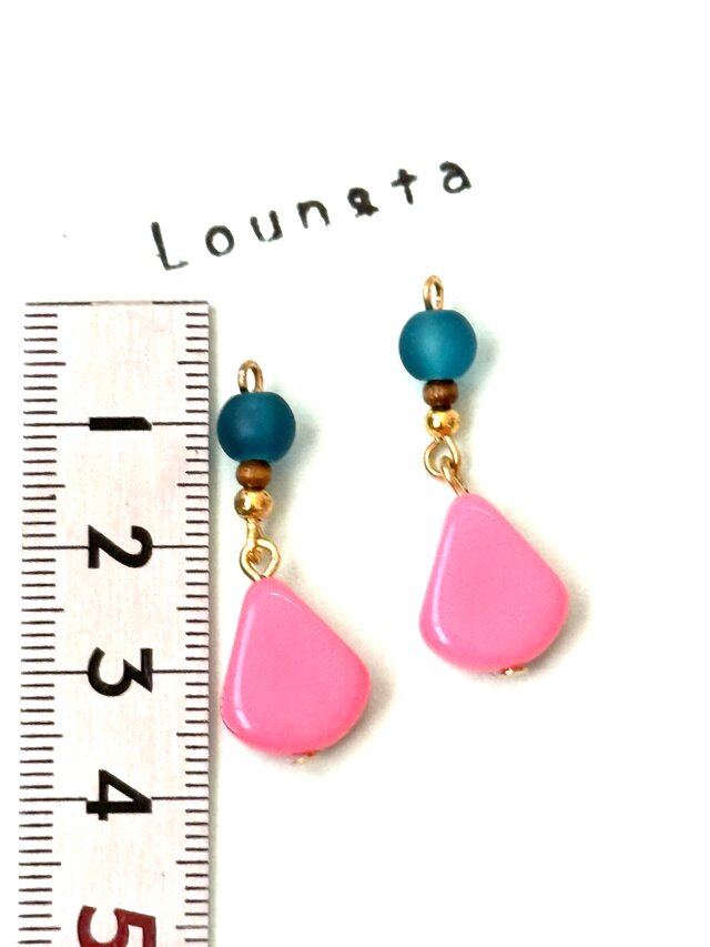 ブルーとピンクの夏色ピアス 夏ピアス ガラスビーズとアクリルビーズ 樹脂ピアス | iichi 日々の暮らしを心地よくするハンドメイドやアンティークのマーケットプレイス