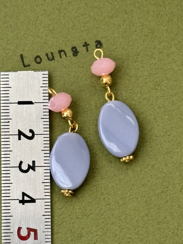 プチプラピアス グレーとピンクの落ち着いたピアス プチプラ 樹脂ピアス | iichi 日々の暮らしを心地よくするハンドメイドやアンティークのマーケットプレイス