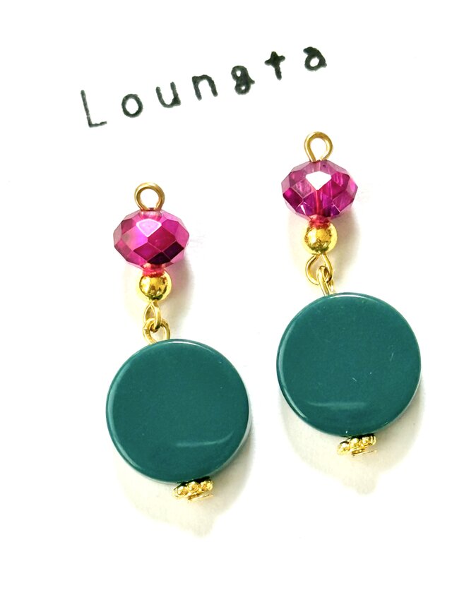 ピンクとモスグリーンのアクリルビーズピアス プチプラピアス 樹脂ピアス | iichi 日々の暮らしを心地よくするハンドメイドやアンティークのマーケットプレイス