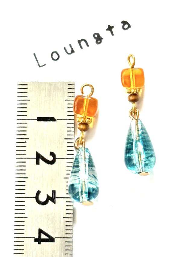 オレンジチェコビーズとブルーしずく型ビーズの夏色 ピアス 夏ピアス | iichi 日々の暮らしを心地よくするハンドメイドやアンティークのマーケットプレイス