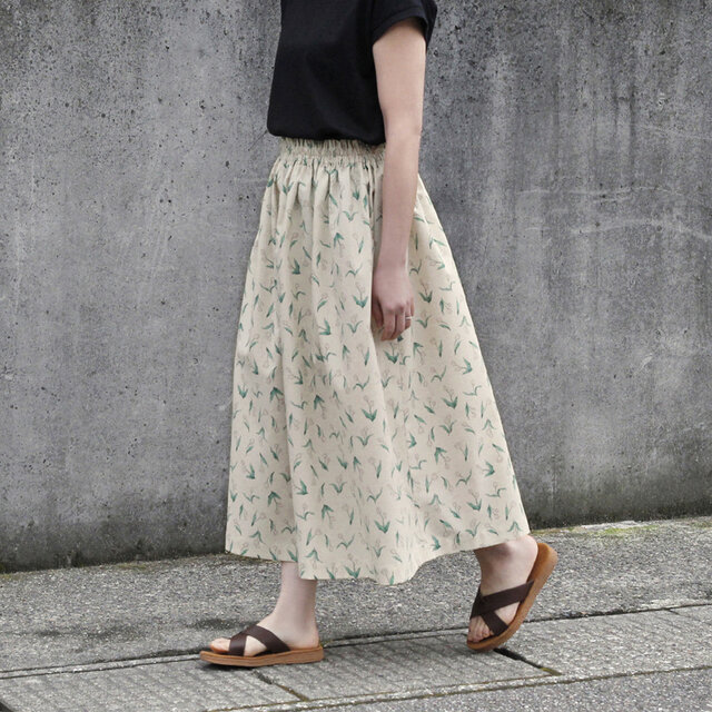チューリップ柄 綿麻ギャザースカート（ナチュラル）リネン 麻 ロング マキシ ポケット 生成り 白 ベージュ | iichi 日々の暮らしを心地よくするハンドメイドやアンティークのマーケットプレイス