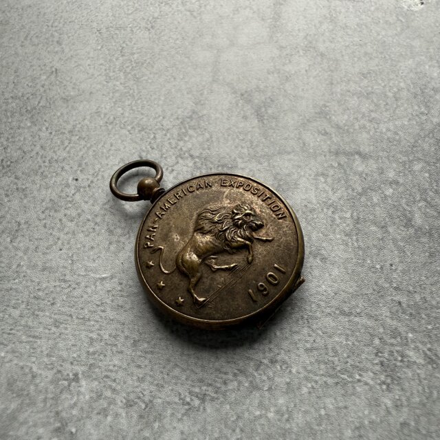 【004】時の鍵と、ふたつの翼 – 1901年博覧会のアンティークロケット | iichi 日々の暮らしを心地よくするハンドメイドやアンティークのマーケットプレイス
