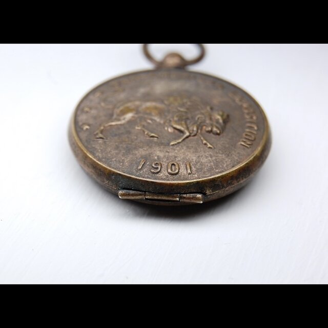 【004】時の鍵と、ふたつの翼 – 1901年博覧会のアンティークロケット | iichi 日々の暮らしを心地よくするハンドメイドやアンティークのマーケットプレイス