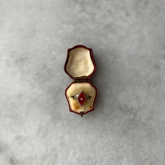 【020】魔女の手元に宿る赤 – チェコガラスのアンティークリング | iichi 日々の暮らしを心地よくするハンドメイドやアンティークのマーケットプレイス