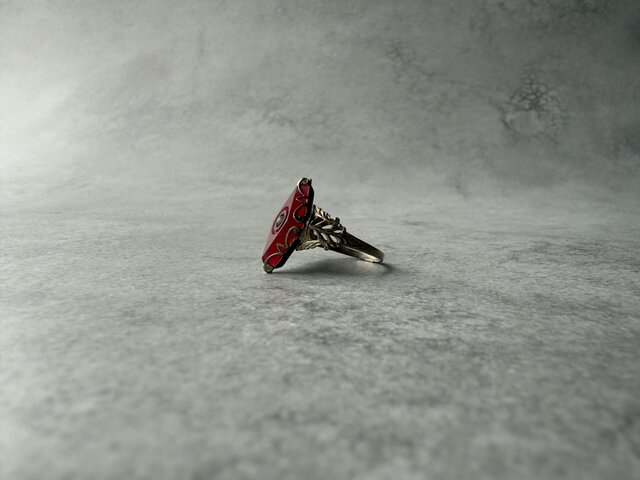 【020】魔女の手元に宿る赤 – チェコガラスのアンティークリング | iichi 日々の暮らしを心地よくするハンドメイドやアンティークのマーケットプレイス