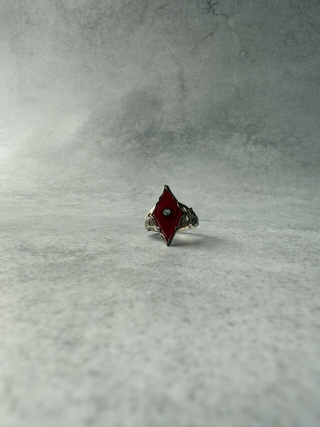 【020】魔女の手元に宿る赤 – チェコガラスのアンティークリング | iichi 日々の暮らしを心地よくするハンドメイドやアンティークのマーケットプレイス