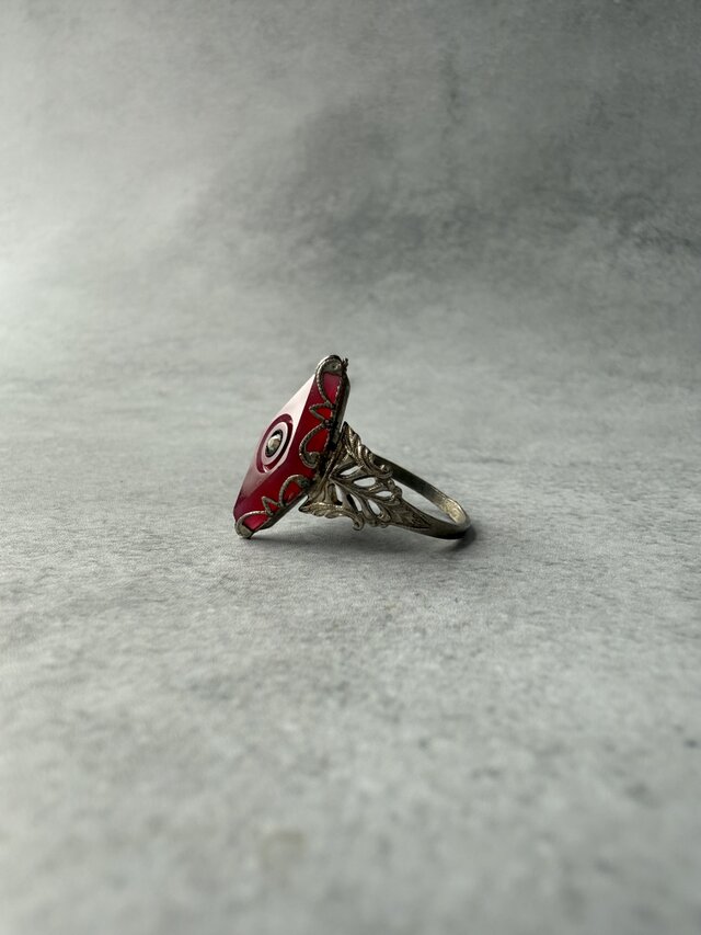 【020】魔女の手元に宿る赤 – チェコガラスのアンティークリング | iichi 日々の暮らしを心地よくするハンドメイドやアンティークのマーケットプレイス