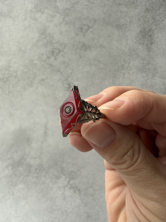 【020】魔女の手元に宿る赤 – チェコガラスのアンティークリング | iichi 日々の暮らしを心地よくするハンドメイドやアンティークのマーケットプレイス