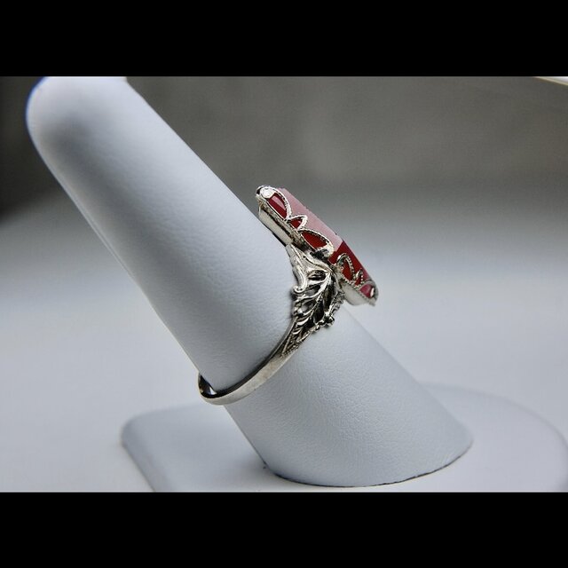 【020】魔女の手元に宿る赤 – チェコガラスのアンティークリング | iichi 日々の暮らしを心地よくするハンドメイドやアンティークのマーケットプレイス