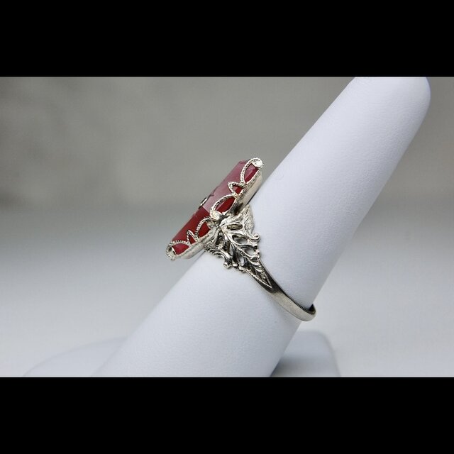 【020】魔女の手元に宿る赤 – チェコガラスのアンティークリング | iichi 日々の暮らしを心地よくするハンドメイドやアンティークのマーケットプレイス