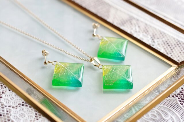 レジンアート スクエアペンダント〈夏の一歩手前〉 | iichi 日々の暮らしを心地よくするハンドメイドやアンティークのマーケットプレイス
