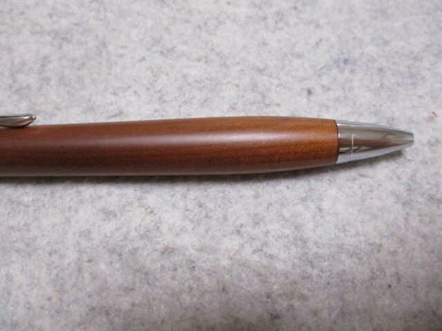 紅桧(ベニヒ)バール ブドウ杢 椿油仕上げ ワンピースタイプの木軸ボールペン | iichi 日々の暮らしを心地よくするハンドメイドやアンティークのマーケットプレイス