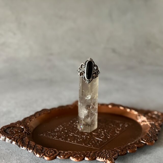 【038】黒のラプソディー – オニキスのクラシカルリング | iichi 日々の暮らしを心地よくするハンドメイドやアンティークのマーケットプレイス