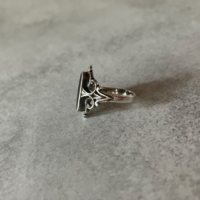 【038】黒のラプソディー – オニキスのクラシカルリング | iichi 日々の暮らしを心地よくするハンドメイドやアンティークのマーケットプレイス