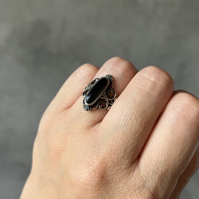 【038】黒のラプソディー – オニキスのクラシカルリング | iichi 日々の暮らしを心地よくするハンドメイドやアンティークのマーケットプレイス