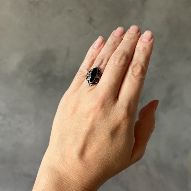 【038】黒のラプソディー – オニキスのクラシカルリング | iichi 日々の暮らしを心地よくするハンドメイドやアンティークのマーケットプレイス
