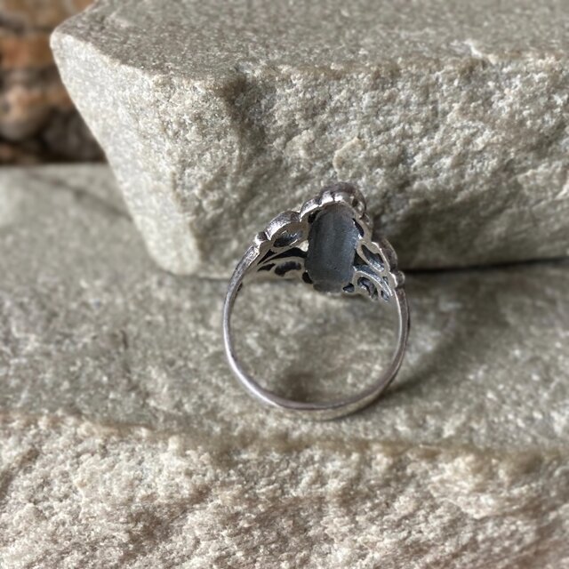【038】黒のラプソディー – オニキスのクラシカルリング | iichi 日々の暮らしを心地よくするハンドメイドやアンティークのマーケットプレイス