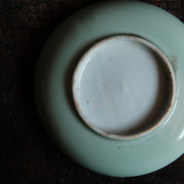 花籠と漢字 青磁で素敵。瀬戸焼 花籠文青磁小皿 骨董・antiques 器 丁寧な暮らしに。明治〜大正時代 | iichi 日々の暮らしを心地よくするハンドメイドやアンティークのマーケットプレイス