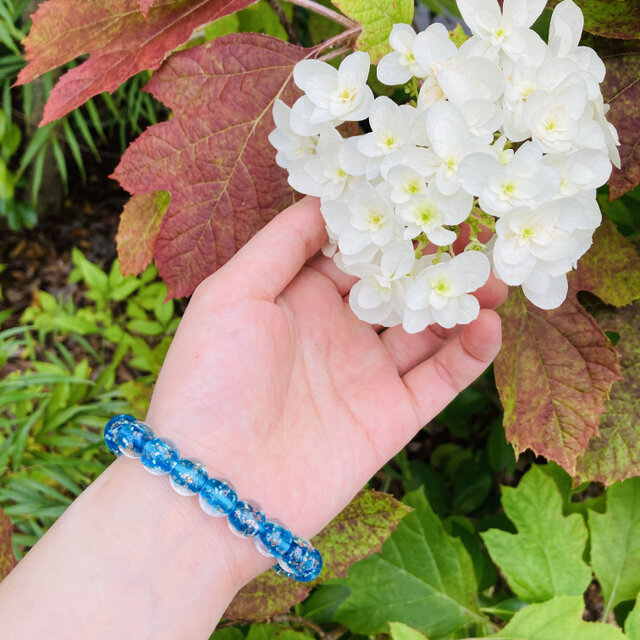 10mm 沖縄 とんぼガラス ブレスレット 蓄光 UDA210 | iichi 日々の暮らしを心地よくするハンドメイドやアンティークのマーケットプレイス