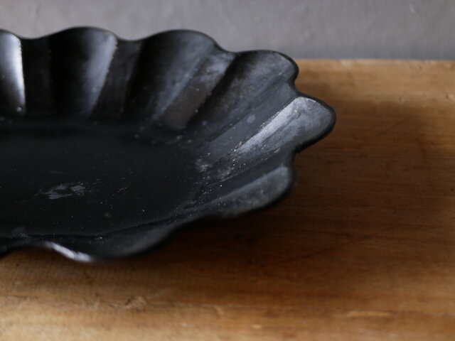 パピエマシェ 漆黒 花リム フランスアンティーク ブロカントのある暮らし | iichi 日々の暮らしを心地よくするハンドメイドやアンティークのマーケットプレイス