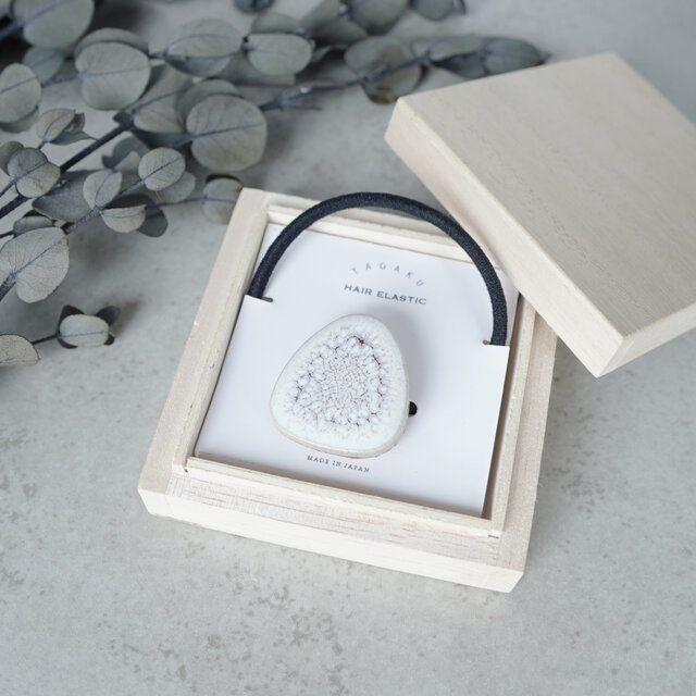 【TH-36】美濃焼ヴィンテージタイルのヘアゴム 〈 裏面レザー加工・桐箱入り〉 | iichi 日々の暮らしを心地よくするハンドメイドやアンティークのマーケットプレイス
